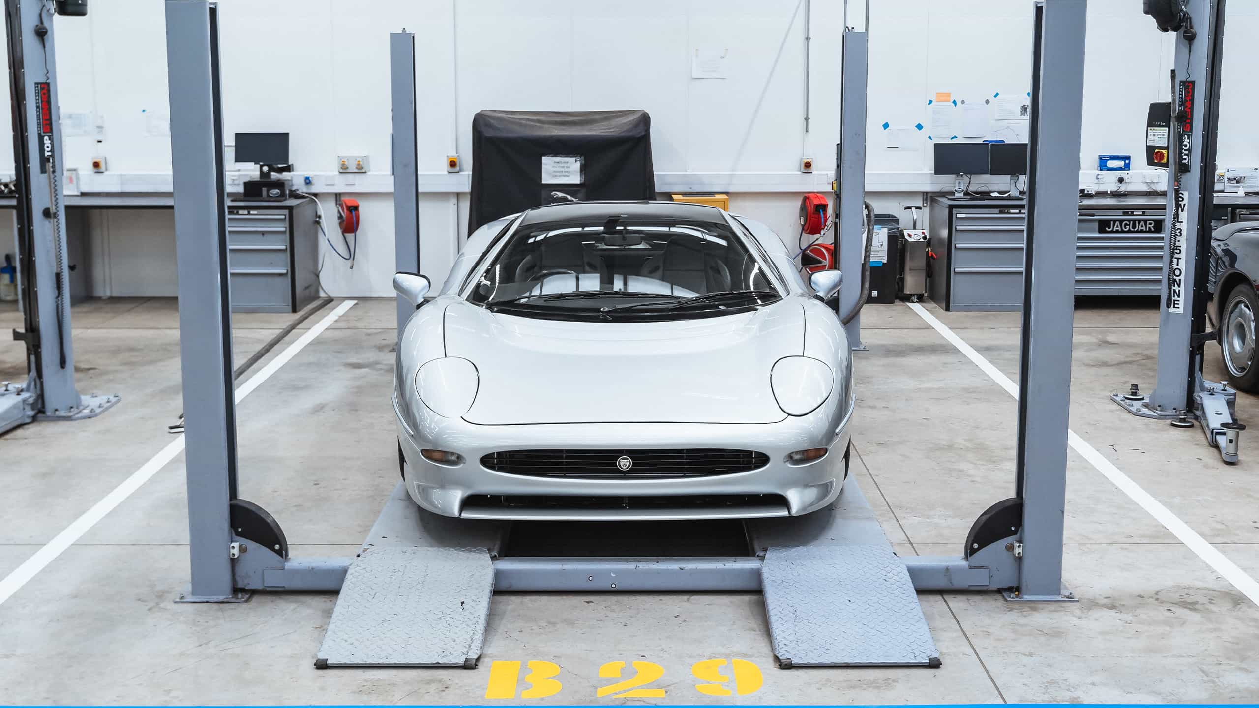 Jaguar XJ220 Workshop | Keeping the World's Fastest Car